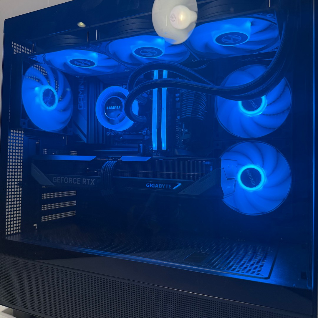 BLUE ICE: RTX 5070|Ryzen 7 9700x|32 GIGS of DDR5 RAM|360mm AIO|WIFI ...