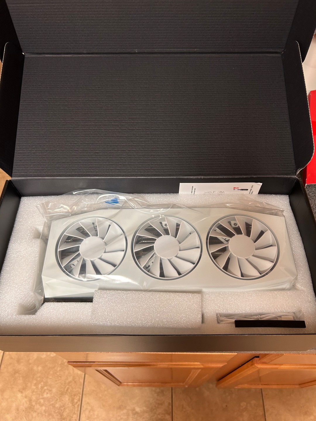 XFX Mercury White OC 9070XT | Jawa