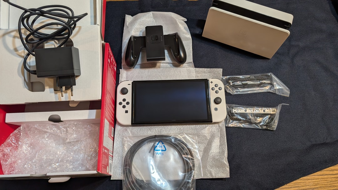 Switch OLED White (Used but like new) w/ original packaging | Jawa