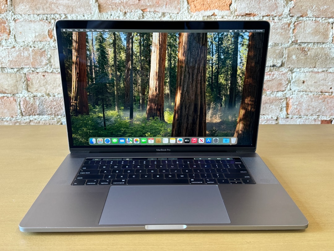 Apple MacBook Pro 15" (2018) Intel Core i7, 16GB Memory, AMD Radeon Pro ...
