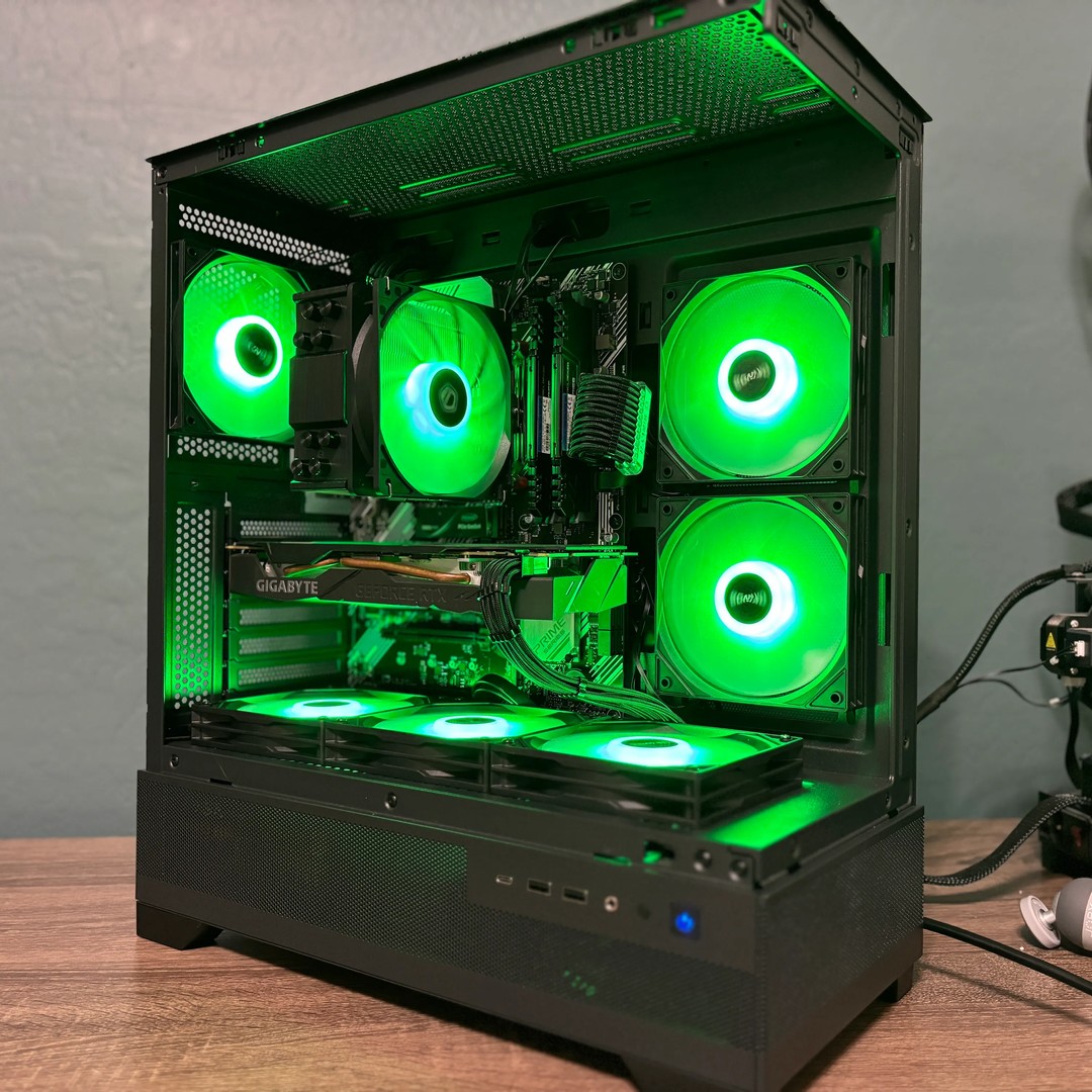 Fish Tank RTX Gaming PC | Jawa