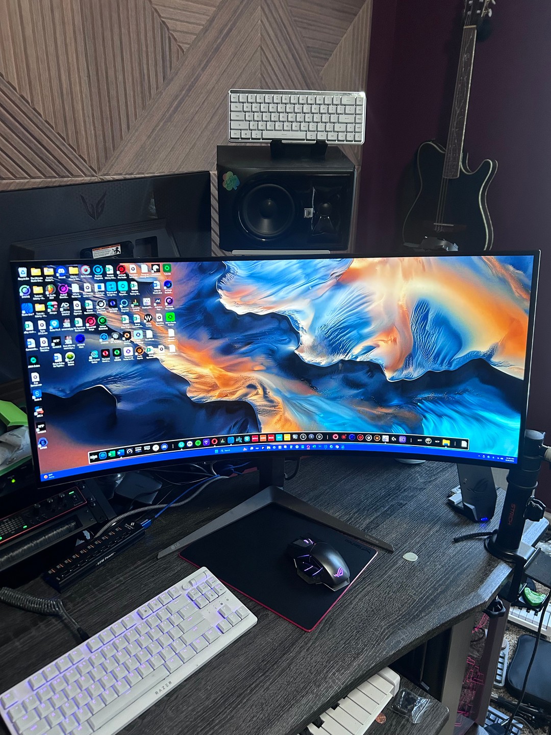 LG UltraGear OLED (1440P) (240Hz) 34" 800R Curved Gaming Monitor ...